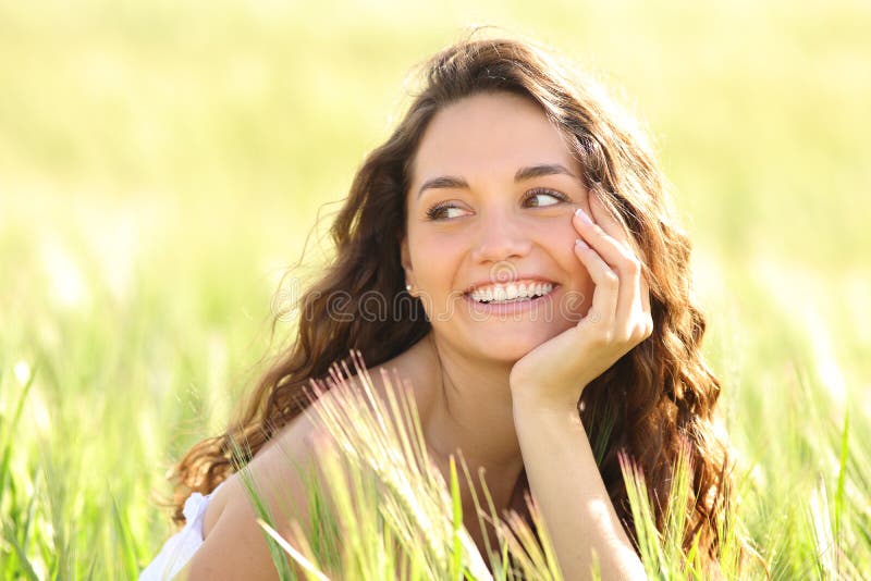 Hermosa Mujer Sonriendo En Un Campo De Trigo Imagen De Archivo Imagen