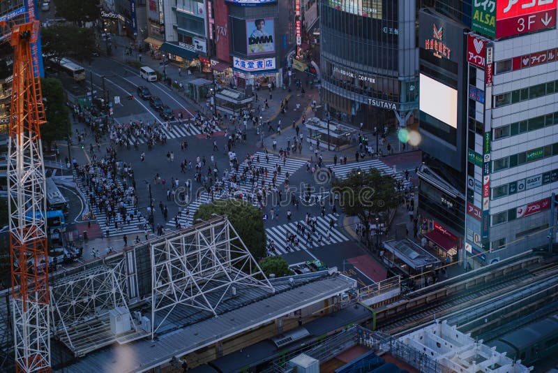 Hermosa Toma De Los Edificios En Las Calles De Tokyo Japan Foto ...