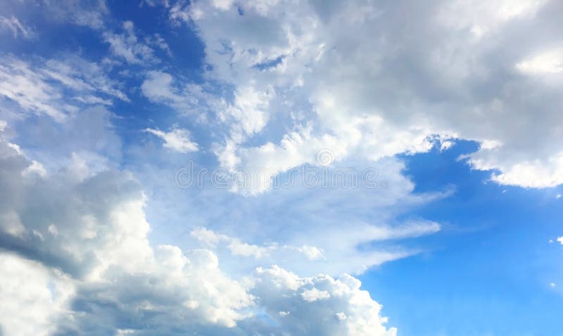 Hermosas Nubes De Fondo Azul Cielo Imagen de archivo - Imagen de celaje ...