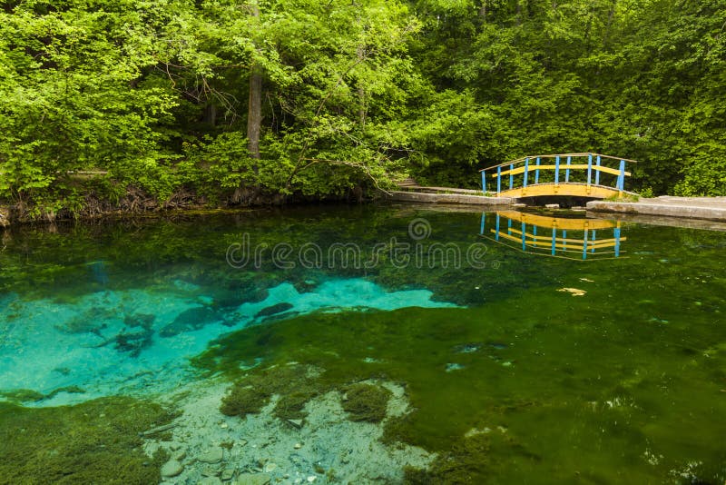 Hermosas Vistas Del Lago Azul Imagen de archivo - Imagen de escena ...