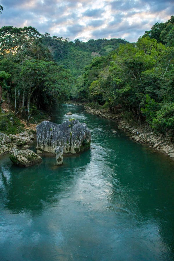 El Río De Cahabon, Forma Las Cascadas Numerosas, Champey De Semuc ...