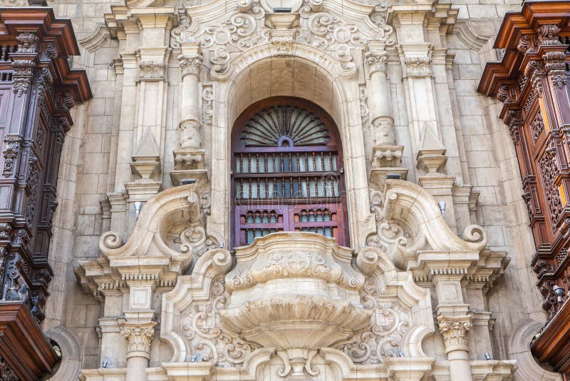 Hermosos Edificios Coloniales Y Calles En La Capital Peruana Lima Foto ...