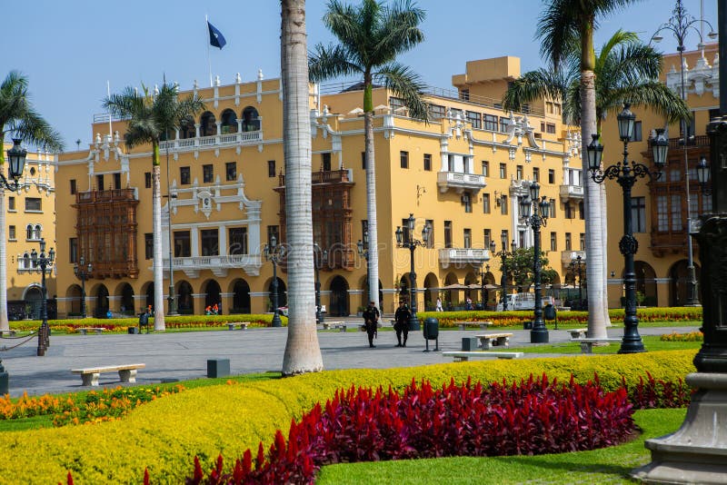 Hermosos Edificios Coloniales Y Calles En La Capital Peruana Lima ...