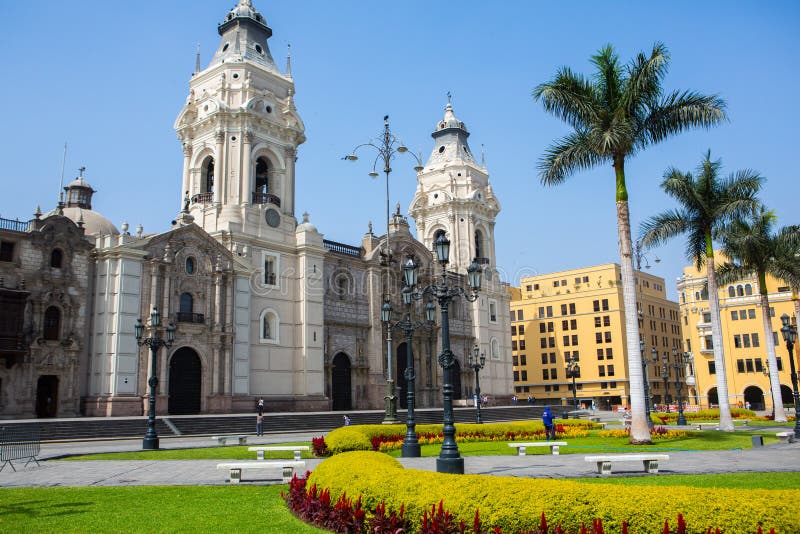 Hermosos Edificios Coloniales Y Calles En La Capital Peruana Lima ...