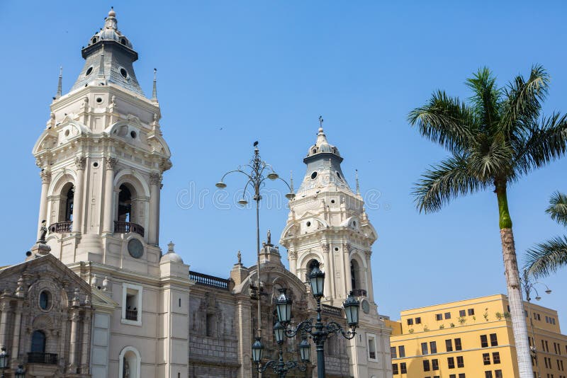 Hermosos Edificios Coloniales Y Calles En La Capital Peruana Lima Foto ...