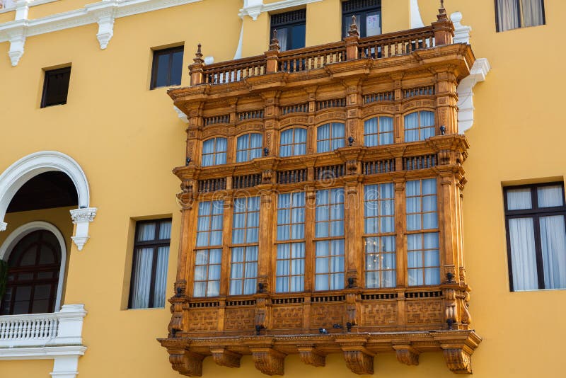 Hermosos Edificios Coloniales Y Calles En La Capital Peruana Lima Foto ...