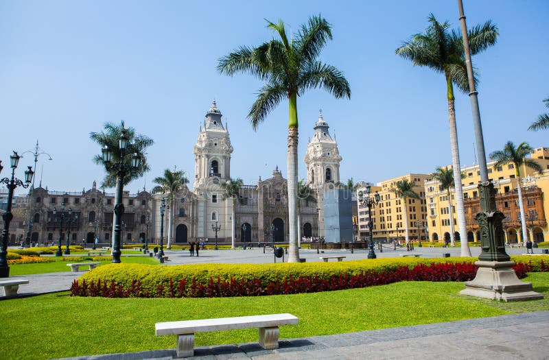 Hermosos Edificios Coloniales Y Calles En La Capital Peruana Lima ...