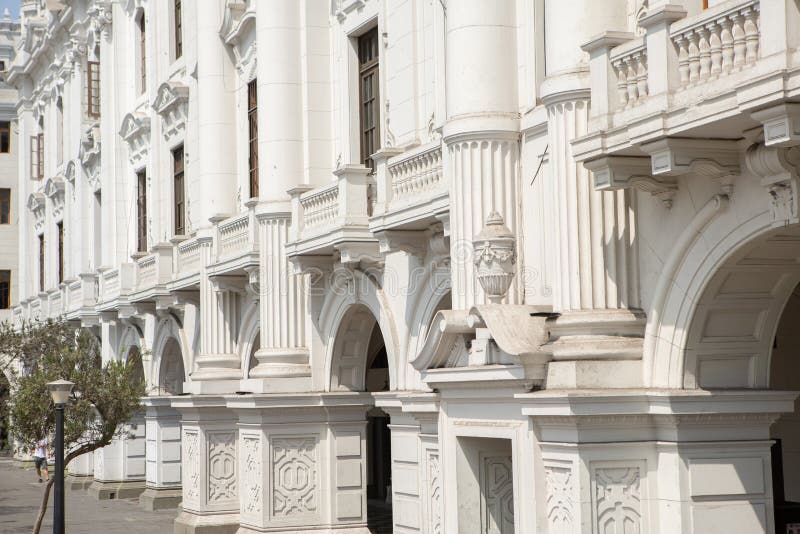 Hermosos Edificios Coloniales Y Calles En La Capital Peruana Lima ...