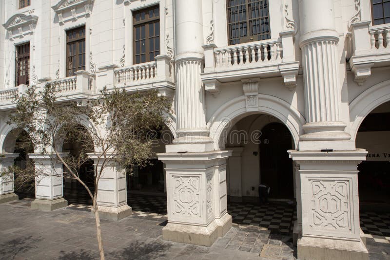 Hermosos Edificios Coloniales Y Calles En La Capital Peruana Lima ...