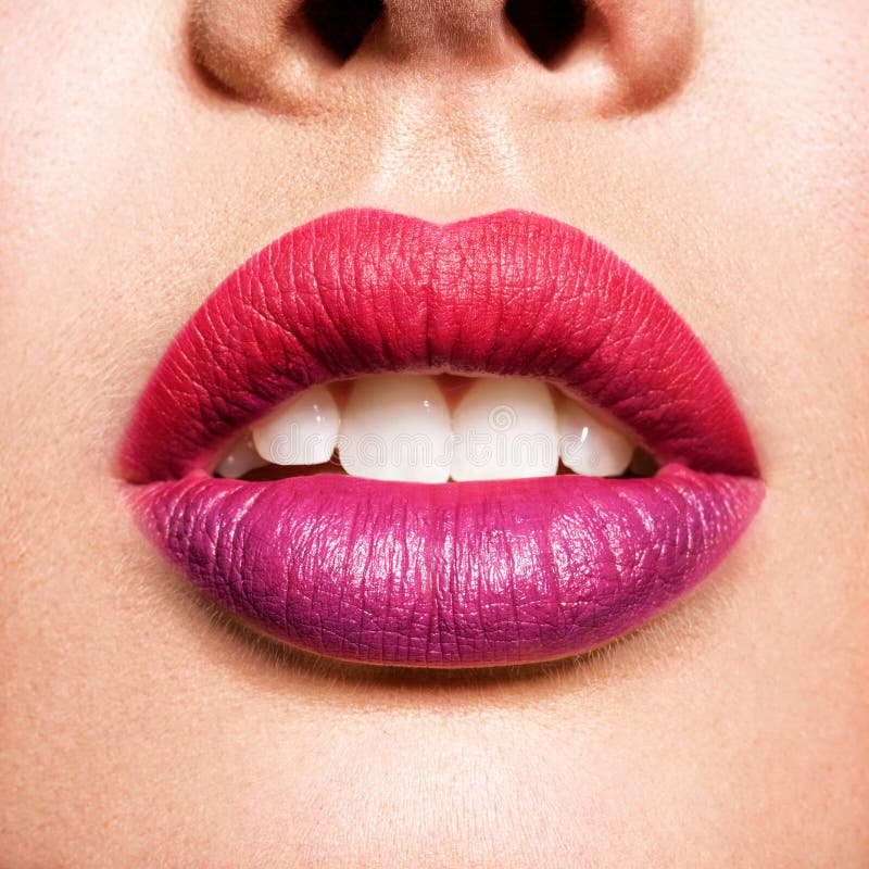 Hermosos Labios De Mujer Con Labios Rojos Y Morados Imagen de archivo ...