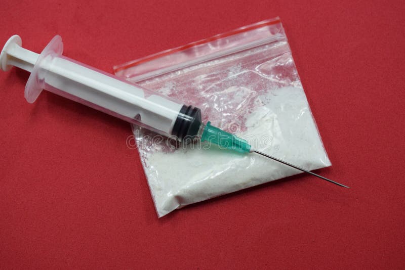 Heroína Das Drogas E Uma Seringa Em Um Fundo Vermelho Imagem de Stock ...