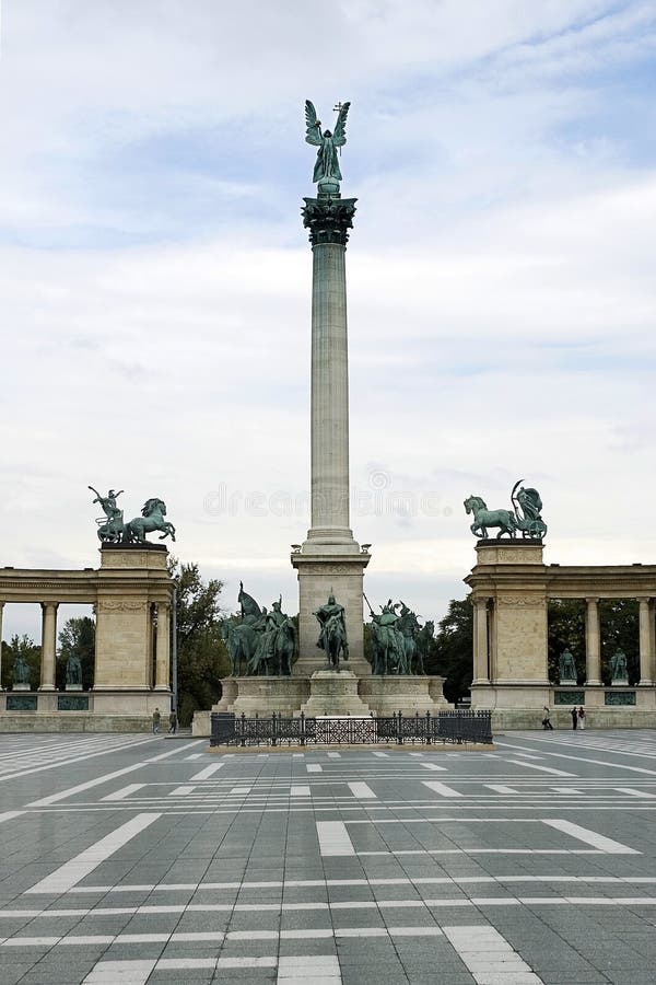 Heroes square in Budapest editorial image. Image of landmark - 10063865