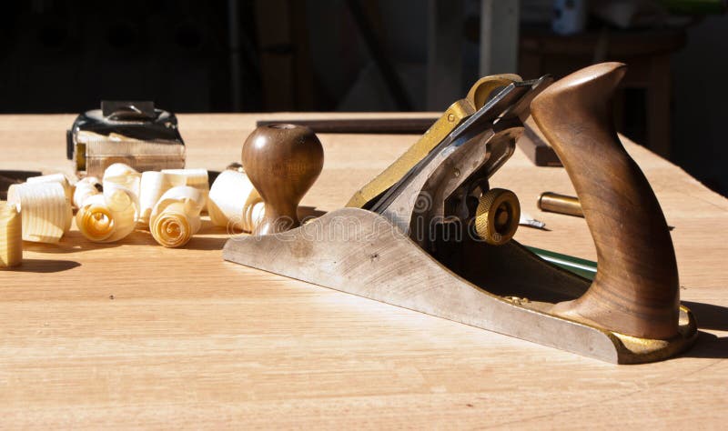 Herramientas Del Carpintero En Un Tablero De Madera En El Taller Imagen ...