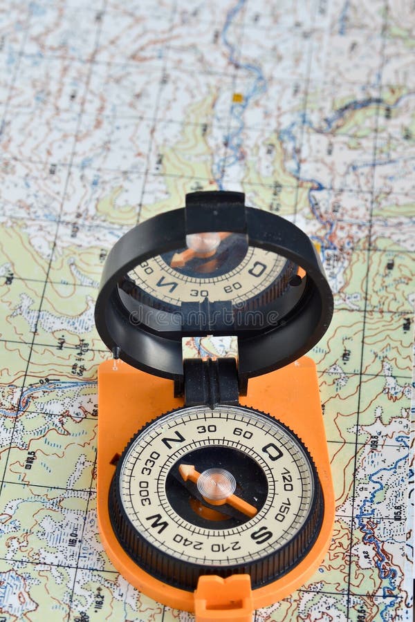 Herramientas Para El Viaje - Mapa Y Compás Imagen de archivo - Imagen ...