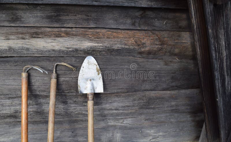 Herramientas Para Trabajar Los Campos Foto de archivo - Imagen de vigas ...