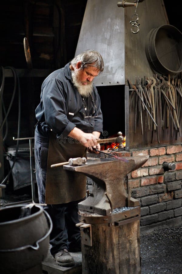 Herrero foto editorial. Imagen de taller, metal, tradicional - 26908176