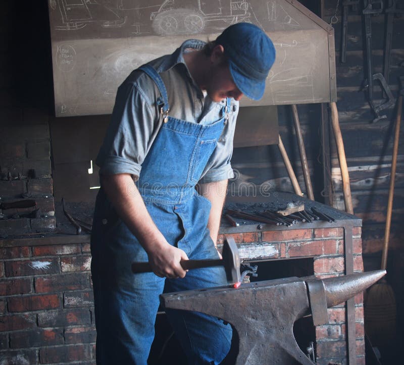 Yunque, Pinzas Y Pala De Mano Antiguos En Un Herrero Shop Fotografía ...