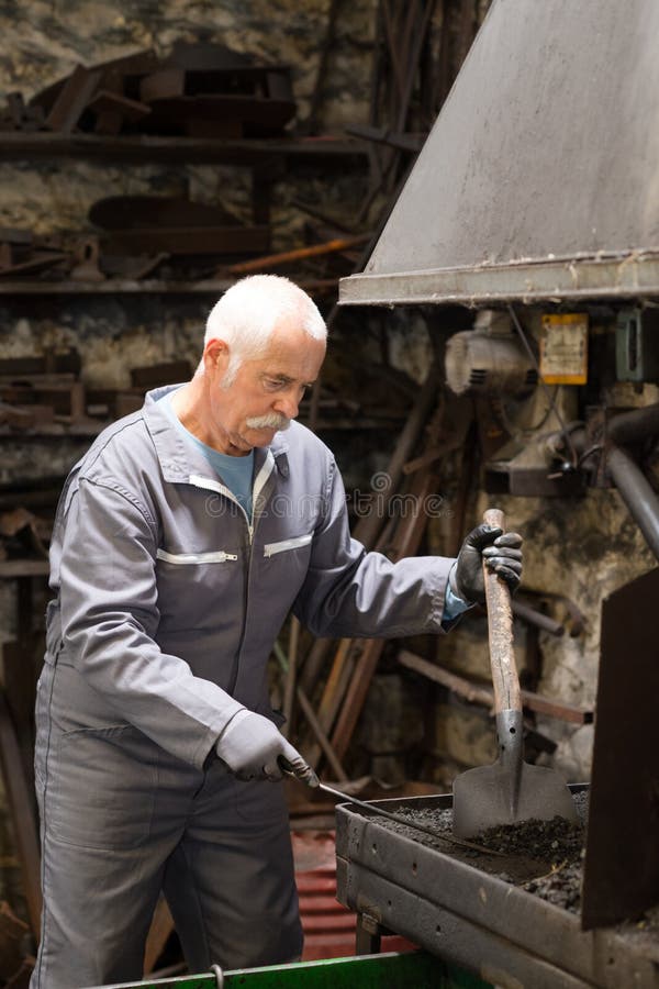 Metal Mayor De La Forja Del Herrero En El Yunque Imagen de archivo ...