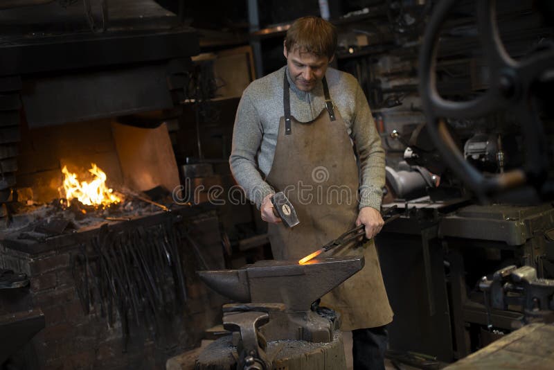 Herrero Trabajando En Un Yunque Foto de archivo - Imagen de yunque ...