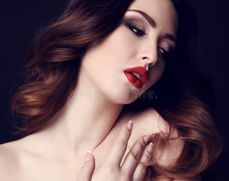 Herrliche Frau Mit Make Up Des Dunklen Haares Und Des Abends Stockbild