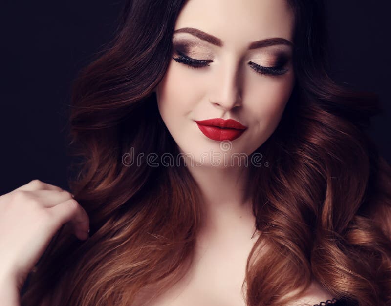 Herrliche Sexy Frau Mit Dem Dunklen Haar Und Hellem Make Up Stockbild