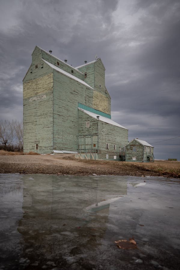 Herronton`s Old Alberta Wheat Pool Grain Elevator Editorial Photo ...