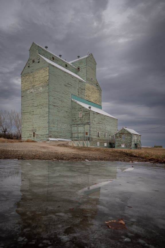 Herronton`s Old Alberta Wheat Pool Grain Elevator Editorial Photo ...