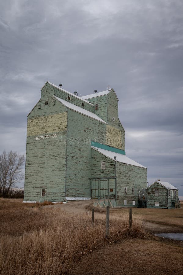 Herronton`s Old Alberta Wheat Pool Grain Elevator Editorial Stock Photo ...