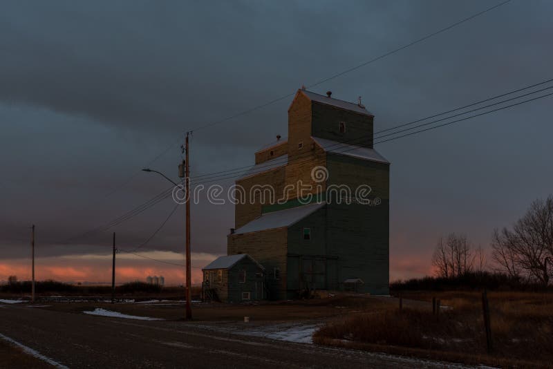 Herronton`s Old Alberta Wheat Pool Grain Elevator Stock Photo - Image ...