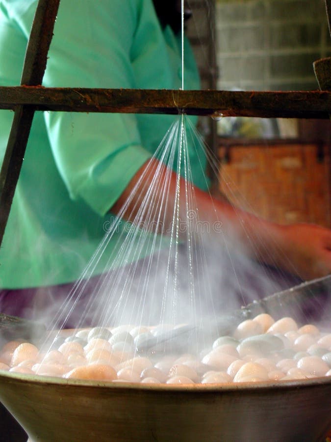 Herstellung der Seide stockfoto. Bild von thailand, fertigkeiten - 375964