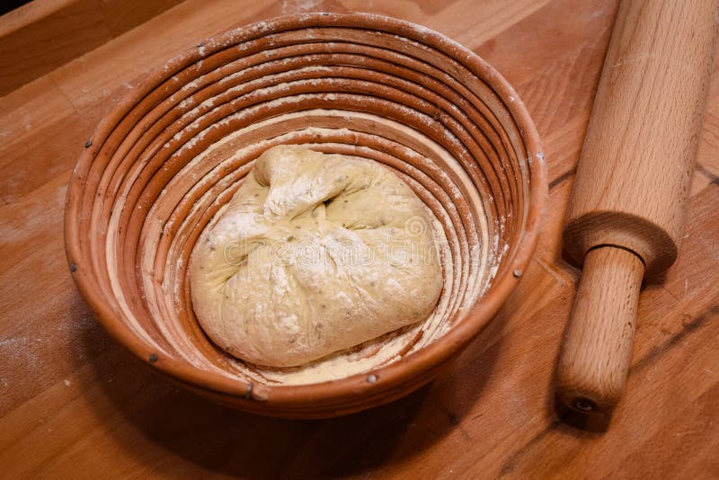 Herstellung Des Teigs Auf Tabelle Stockfoto - Bild von wohlriechend ...