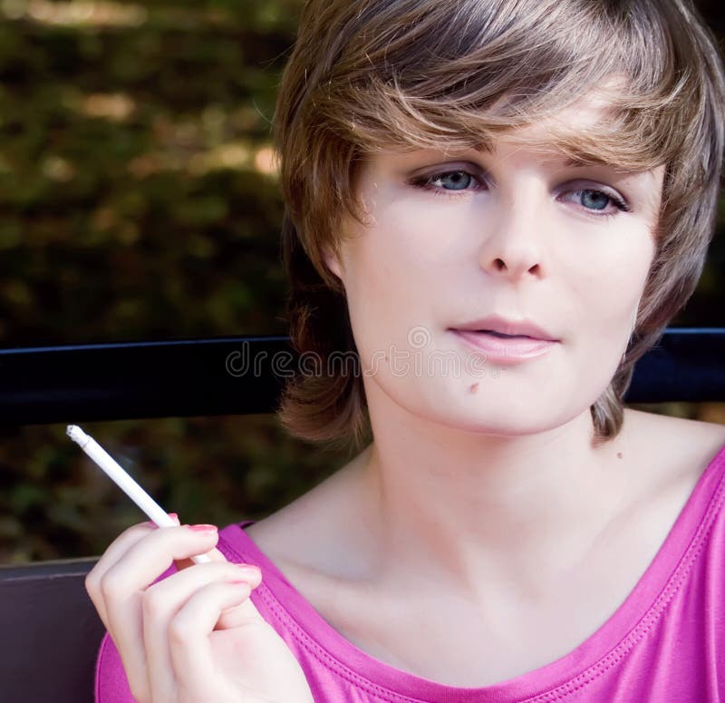 Het Aantrekkelijke Jonge Vrouw Roken Stock Foto - Image of slank, mooi ...