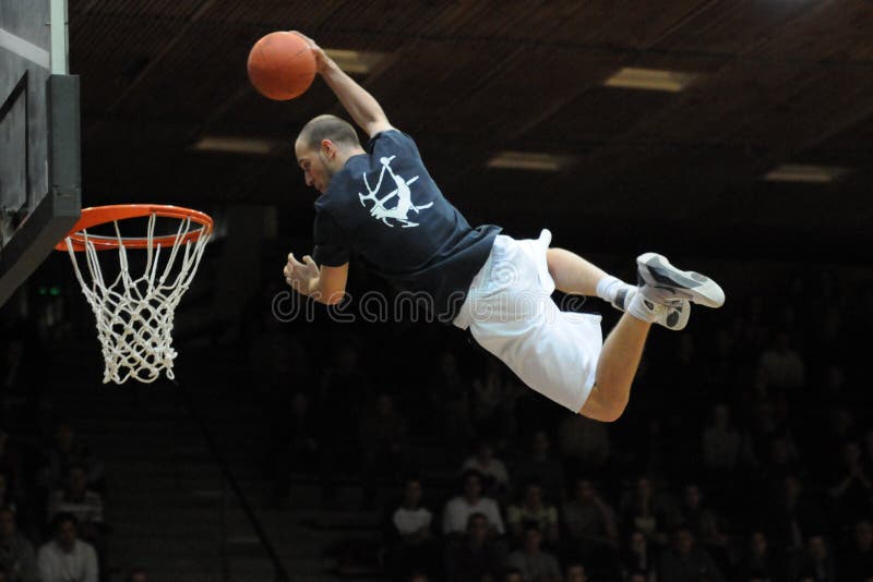 Acrobatische basketbalshow redactionele fotografie. Image of hongaars ...