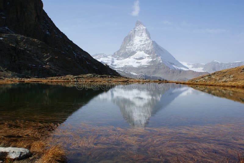 Het alpiene meer stock foto. Image of meertros, water - 18581664