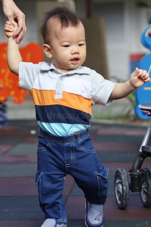 Het Aziatische baby lopen stock afbeelding. Image of wandelen - 24098793