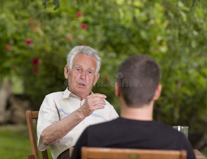 Het babbelen in tuin stock foto. Image of communiceer - 40723256