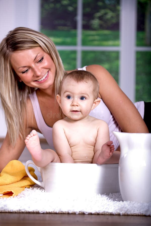Het bad van de baby stock foto. Image of zorg, weinig - 18723812