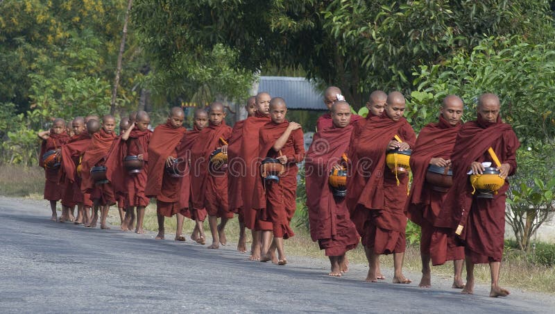 Monniken Die Op De Verjaardag Van Boedha Bedelen Redactionele Stock ...