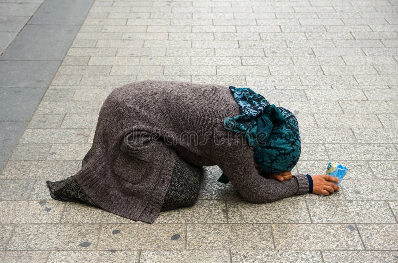 Het bedelen voor geld redactionele stock foto. Image of eenzaamheid ...