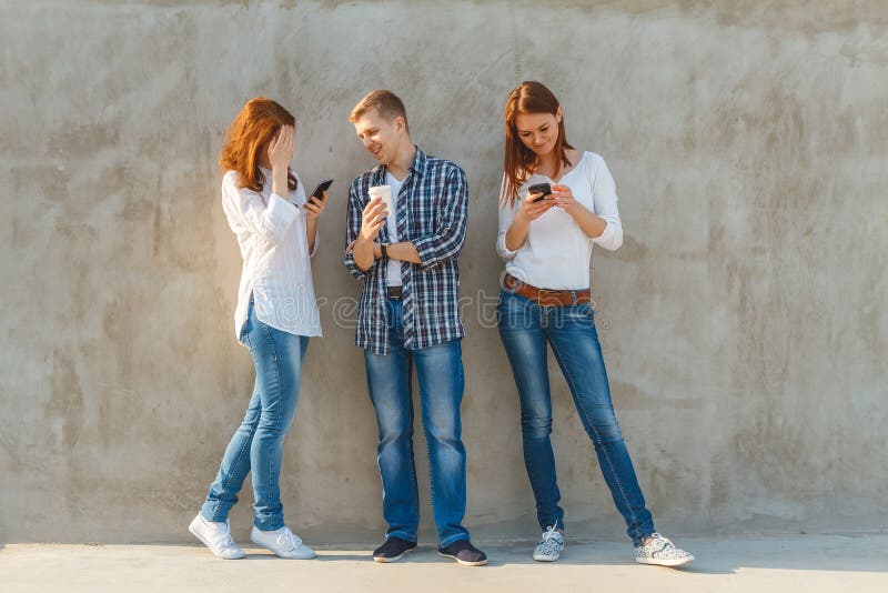 Het Bedrijf Van Jongeren Met Telefoon Stock Foto - Image of gelukkig ...