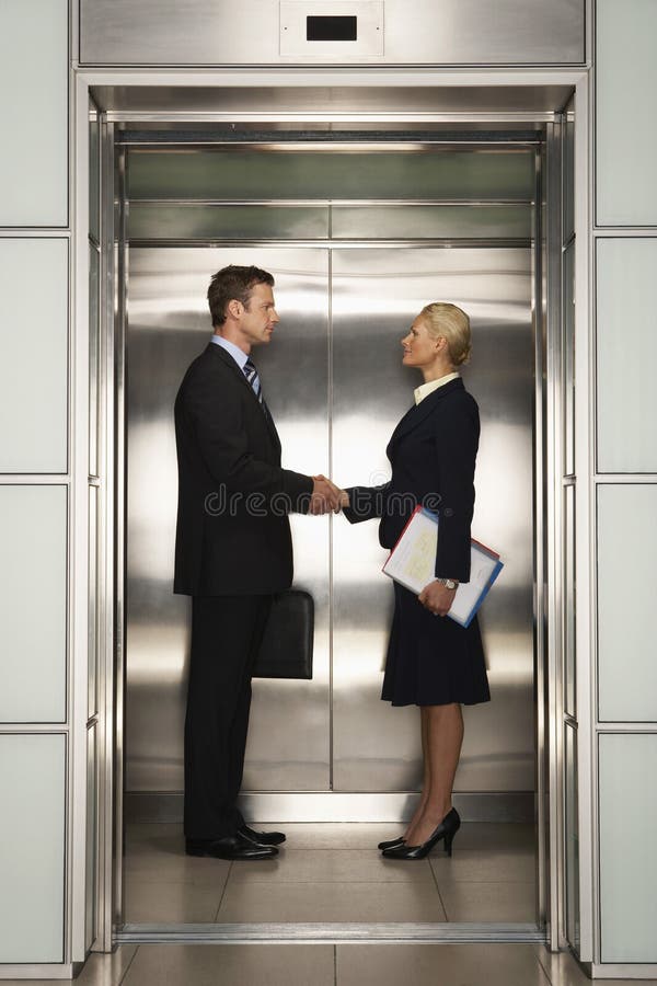 Een Vrouwelijke Vinger Drukt Op De Knop in De Lift Om Naar De Eerste ...