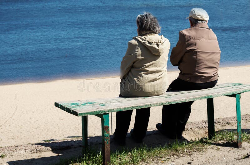Senioren Rusten Op Het Strand Geniet Van Een Dag Bij Het Strand ...
