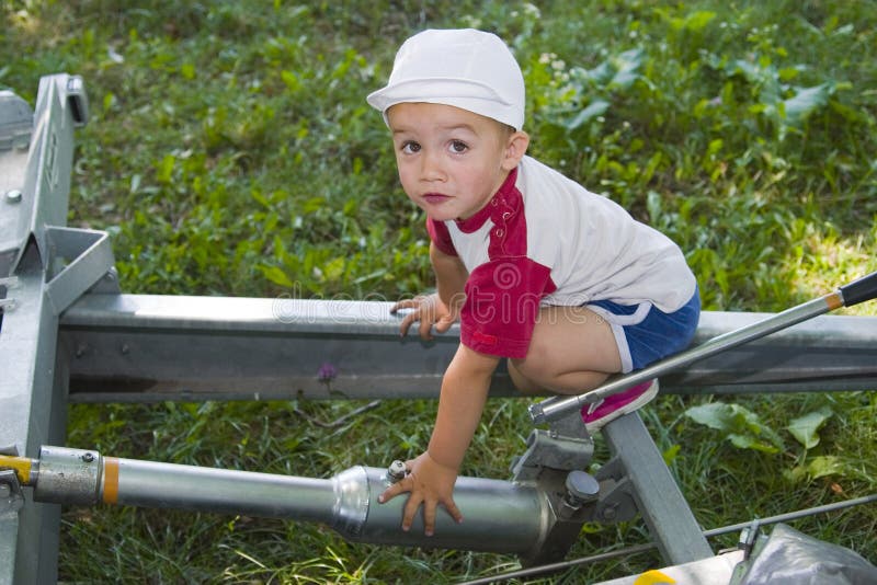 Het Beklimmen Van Little Boy Stock Foto - Image of hoed, park: 4065048