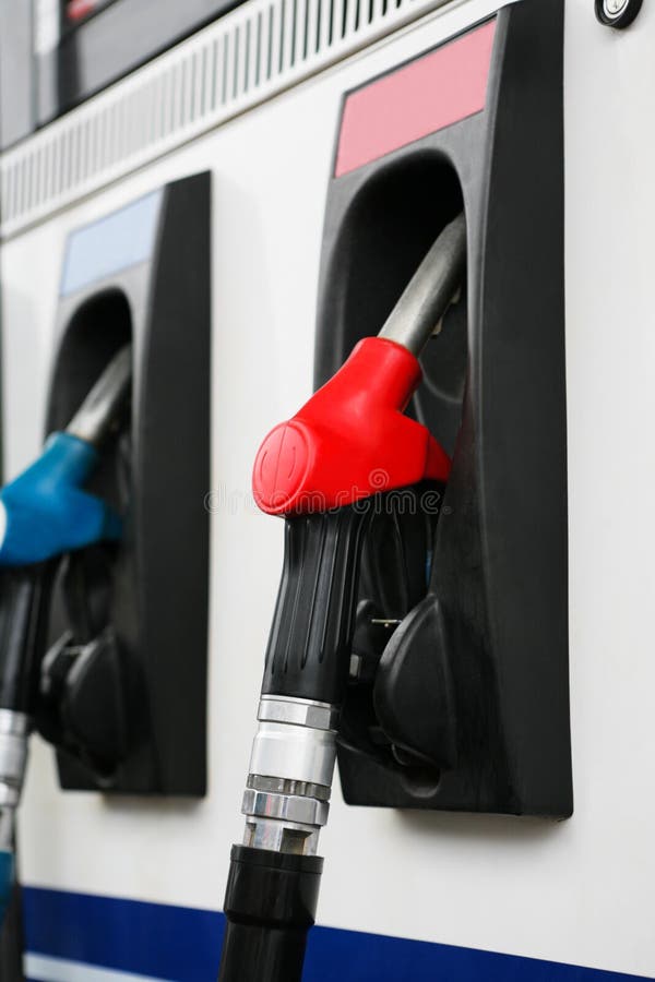 Benzinebenzinestation stock afbeelding. Image of industry - 6735441