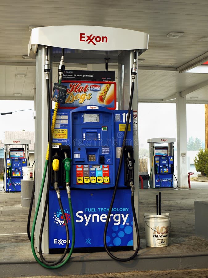 Het Benzinestation Van Exxon De V.S. Redactionele Stock Afbeelding ...