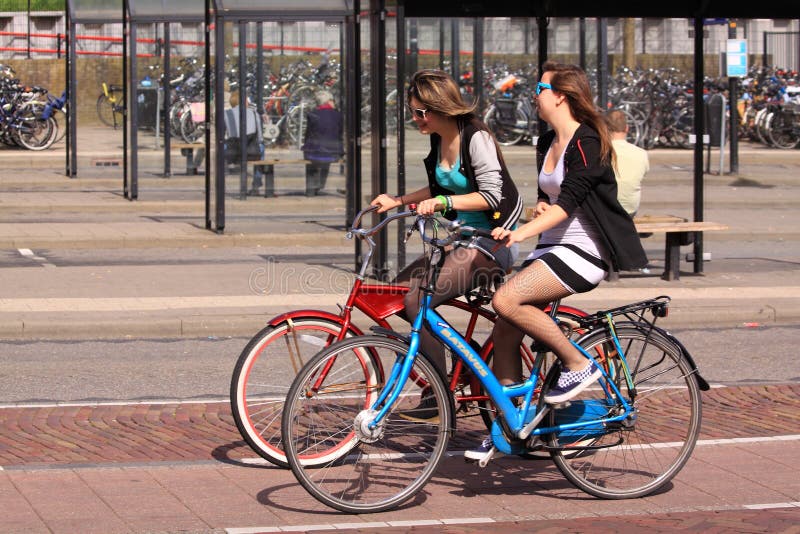 Het Berijden Van De Fiets in De Straat Redactionele Fotografie - Image ...