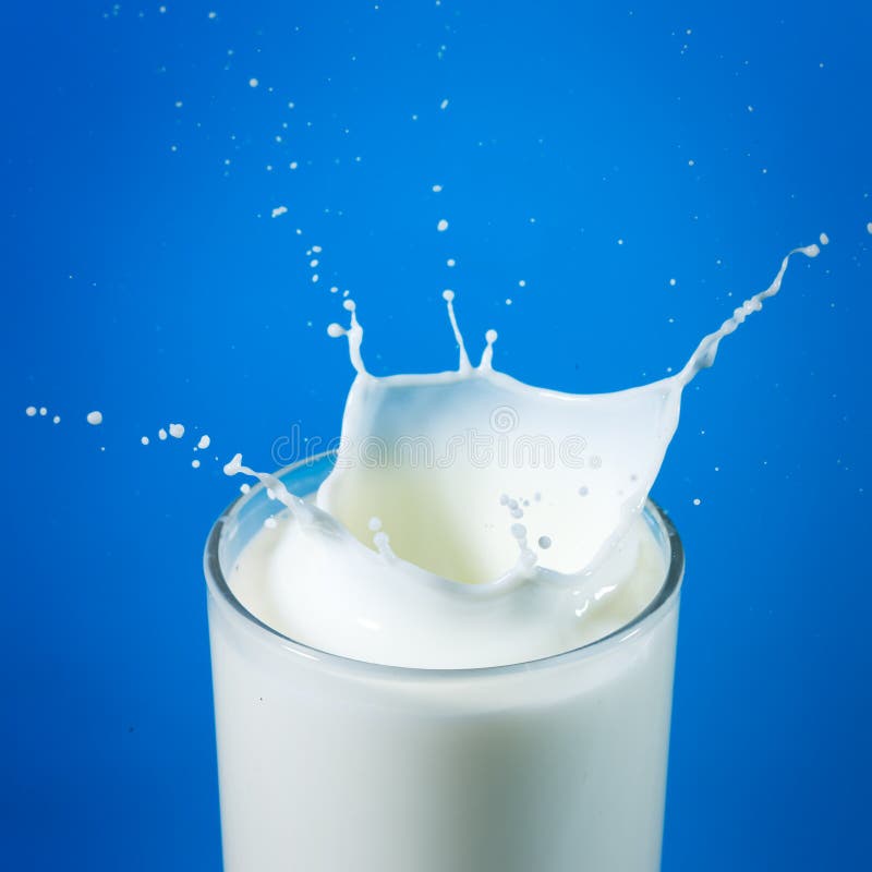 Het Bespatten Van De Melk in Glas Stock Foto - Image of drank ...