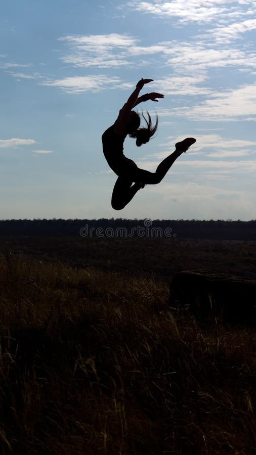 Het Bevallige Acrobatische Vrouw Springen Stock Foto - Image of ...