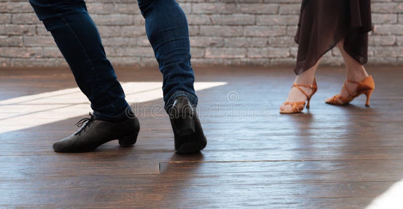 Het Bevallige Danspaar Tangoing in De Balzaal Stock Afbeelding - Image ...