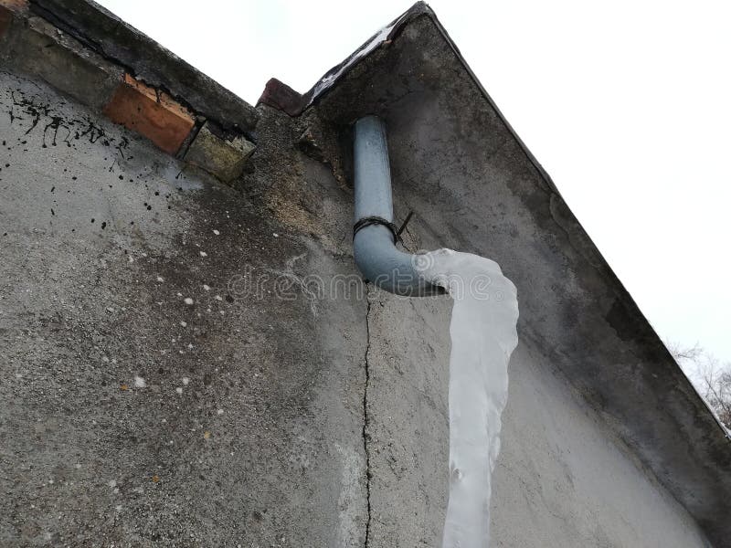 Bevroren Goot, Downspout Pijpleiding Met Ijs Goten Bevroren Vast ...
